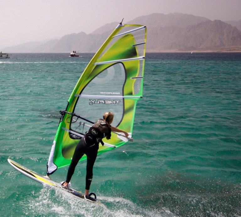 Flat water windsurf trickery – essential carving freestyle for improved ...